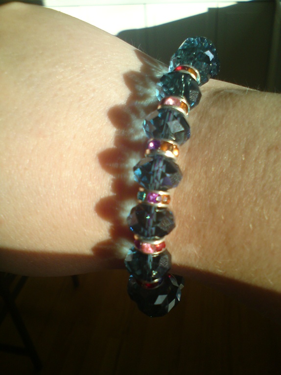 Elegant armbånd med flotte krystallperler. - Epla