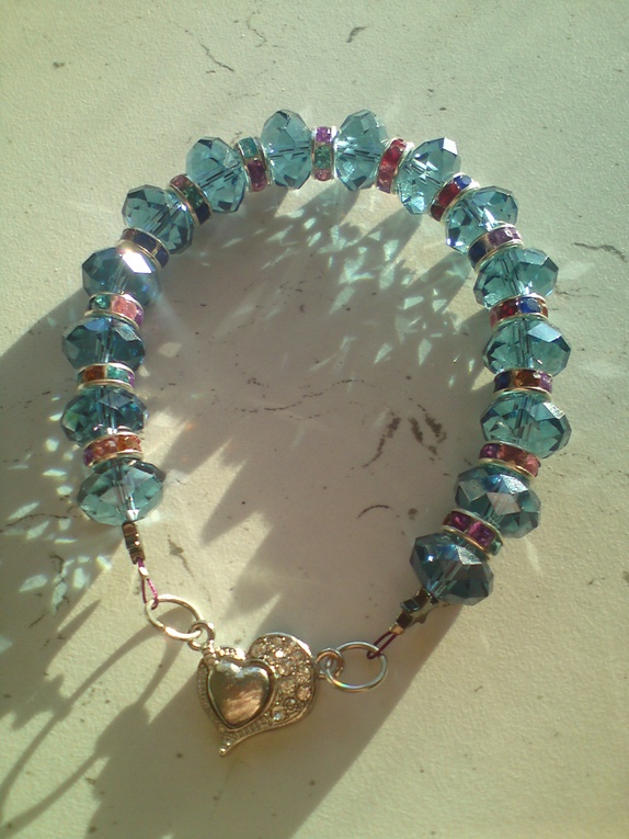 Elegant armbånd med flotte krystallperler. - Epla