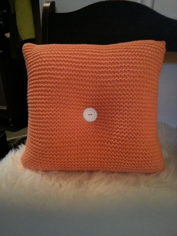 Orange strikket pute - Epla