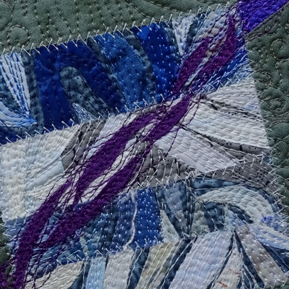 Kort, en liten art quilt i grått, blått, lilla & hvitt - Epla