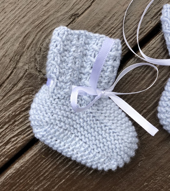 Lys blå babylue og strømper - Epla