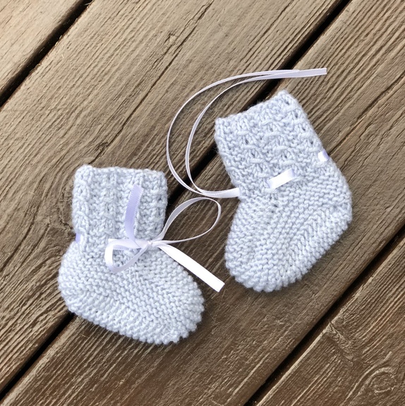 Lys blå babylue og strømper - Epla