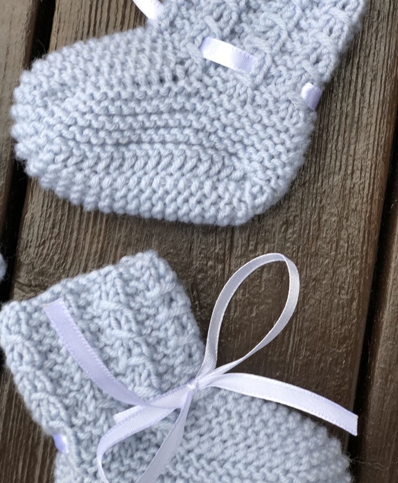 Lys blå babylue og strømper - Epla