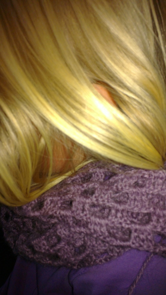 Heklet hals, støvet lilla. - Epla