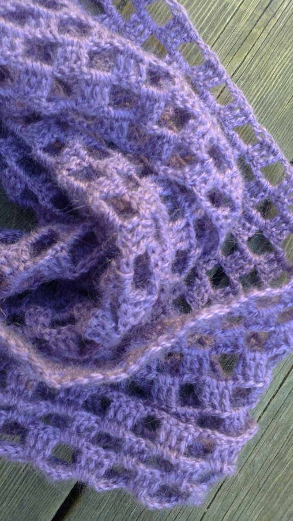 Heklet hals, støvet lilla. - Epla