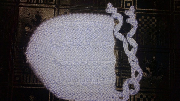 Lys blå babylue med fletter og riller. - Epla