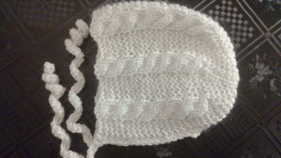 Hvit babylue med glitter. - Epla