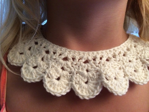 Naturhvit hekla babykrave. - Epla