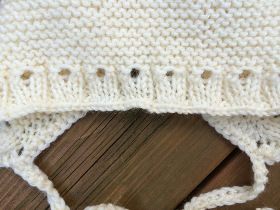 Hvit babylue med bladmønster. - Epla