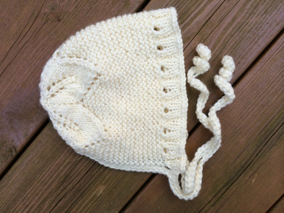 Hvit babylue med bladmønster. - Epla