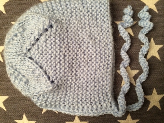 Lys blå babylue med bladmønster. - Epla