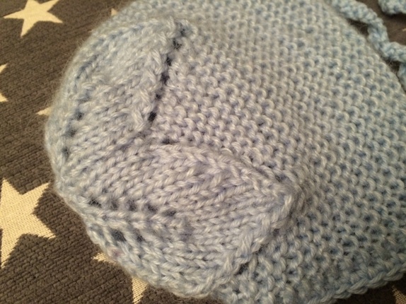 Lys blå babylue med bladmønster. - Epla