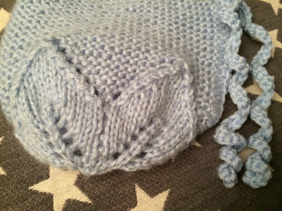 Lys blå babylue med bladmønster. - Epla