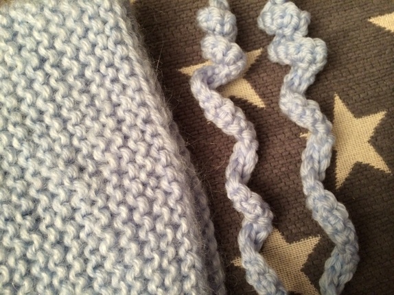 Lys blå babylue med bladmønster. - Epla