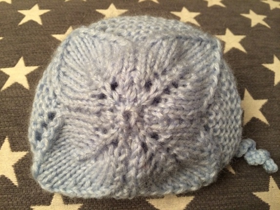 Lys blå babylue med bladmønster. - Epla