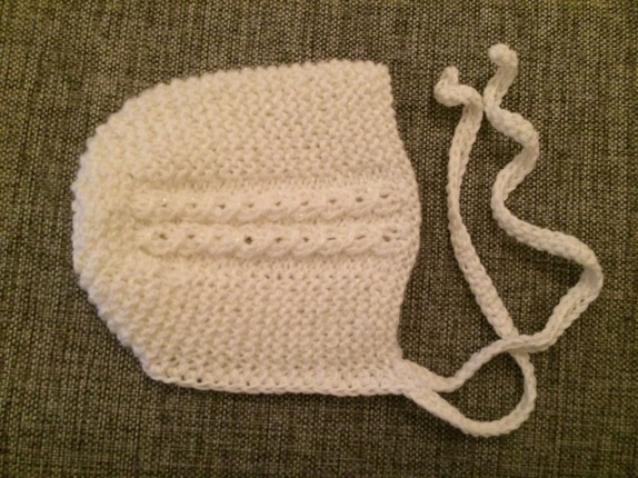 Hvit babylue, glittergarn. - Epla