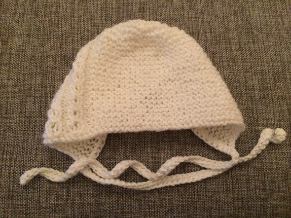 Hvit babylue, glittergarn. - Epla