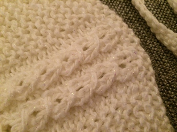 Hvit babylue, glittergarn. - Epla