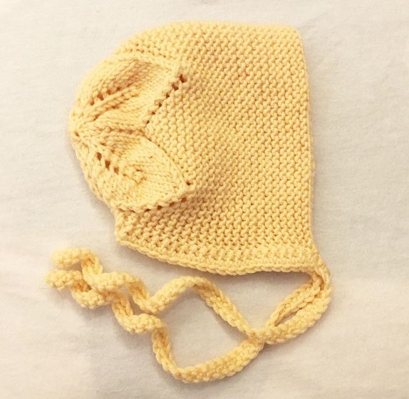 Lys gul babylue med bladmønster. - Epla