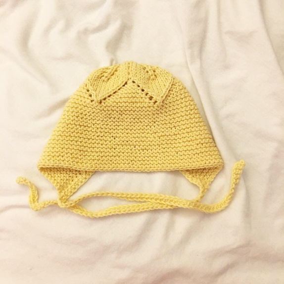 Gul babylue med bladmønster. - Epla