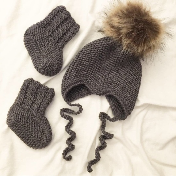 Hjelmlue og strømper til baby. - Epla