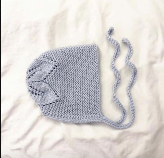 Lys blå babylue med bladmønster. - Epla