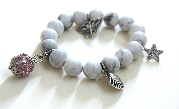 Armbånd med porselensperler og charms - Epla