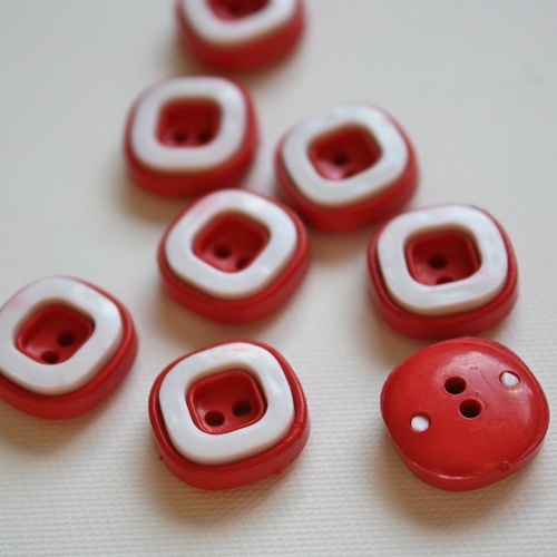 8 røde og hvite knapper - Epla