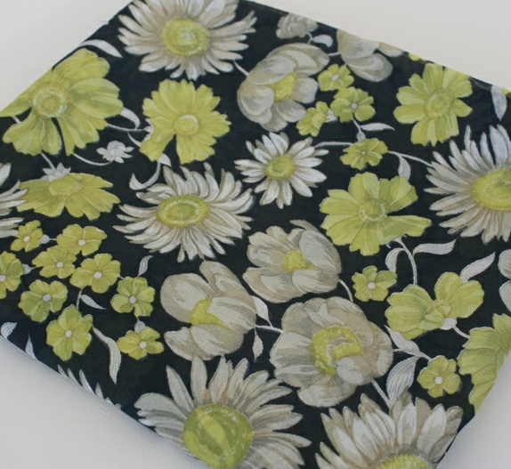 Tekstil med gule og hvite blomster - Epla