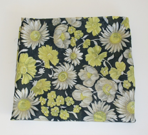 Tekstil med gule og hvite blomster - Epla