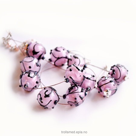 Blekrosa svevekjede + øredobber med lampworkperler - Epla