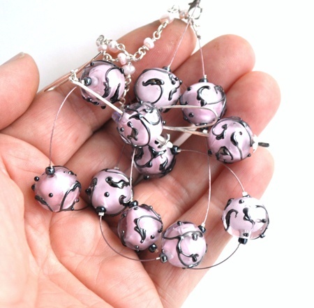 Blekrosa svevekjede + øredobber med lampworkperler - Epla