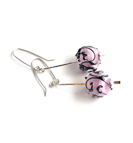 Blekrosa svevekjede + øredobber med lampworkperler - Epla