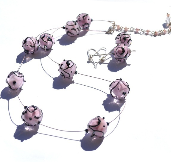 Blekrosa svevekjede + øredobber med lampworkperler - Epla