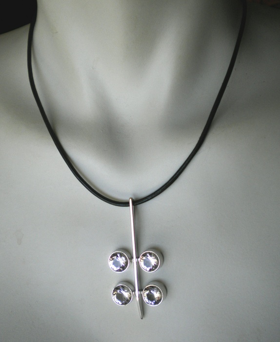 Retro, anheng i 925 sølv med flotte, skinnende bergkrystaller - Epla