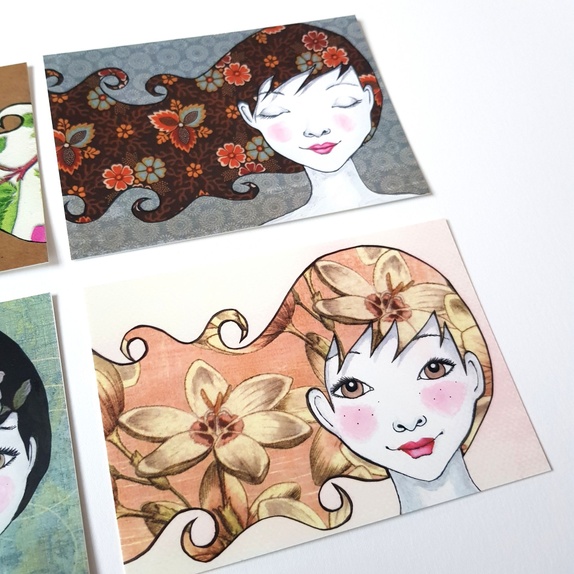 Sett med 4 Postkort - Blomsterjenter - Epla