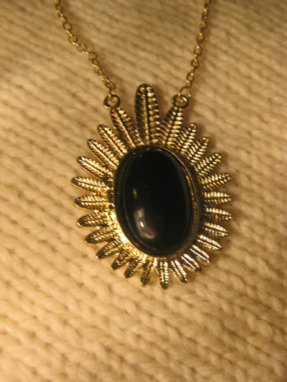 Gullfarget kjede, m/sort stein - Epla