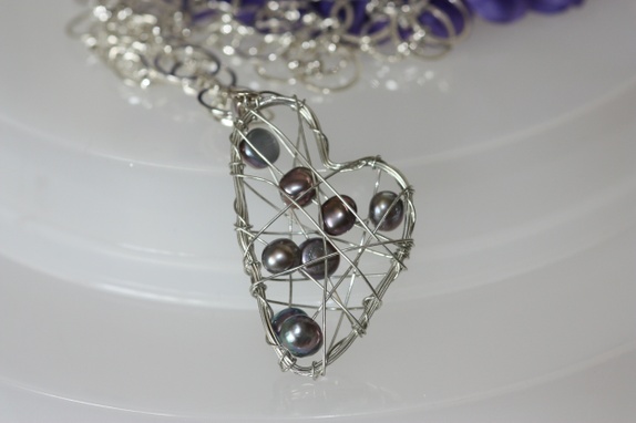 Halssmykke m/hjerte og lillagrå ferskvannsperler i anhenget med sølvlenke - Epla