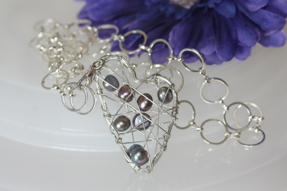 Halssmykke m/hjerte og lillagrå ferskvannsperler i anhenget med sølvlenke - Epla