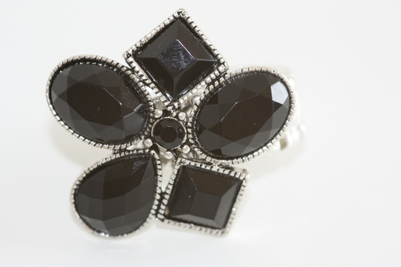 KJEMPESALG - Ring - sorte "perler" formet som en "blomst" - Epla