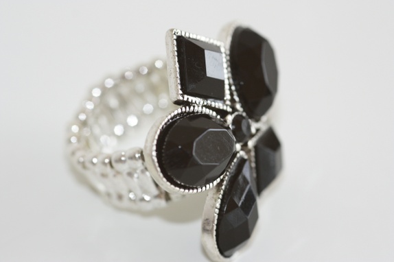 KJEMPESALG - Ring - sorte "perler" formet som en "blomst" - Epla