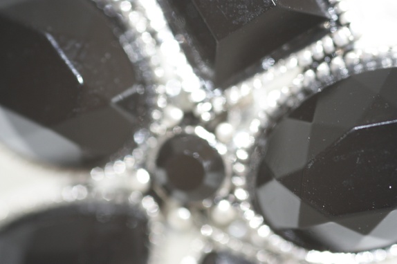 KJEMPESALG - Ring - sorte "perler" formet som en "blomst" - Epla