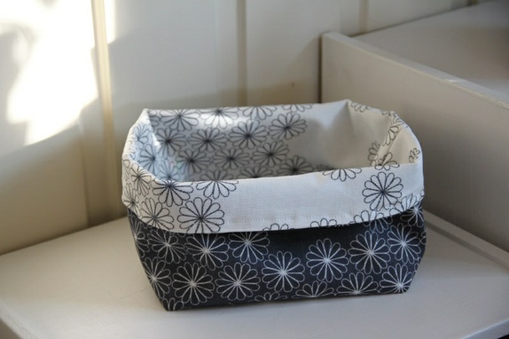 Brødkurv - hvite og grå blomster - Epla