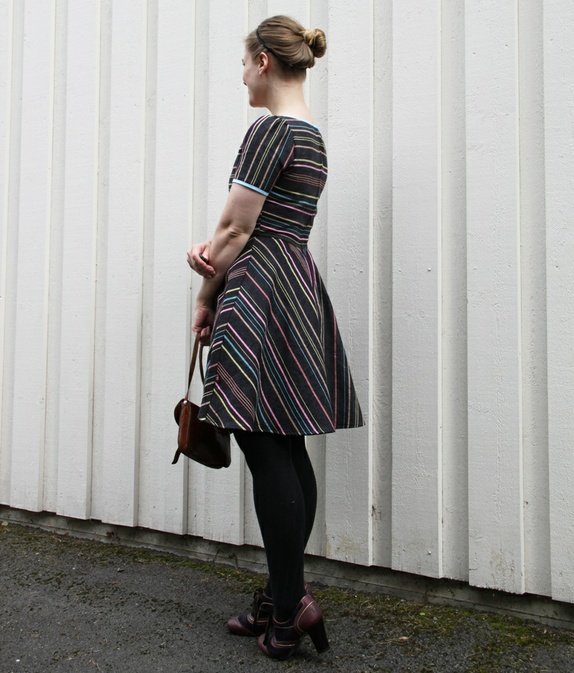 Stripete og fargerik Sting & Ting-kjole (str. S/M) * - Epla