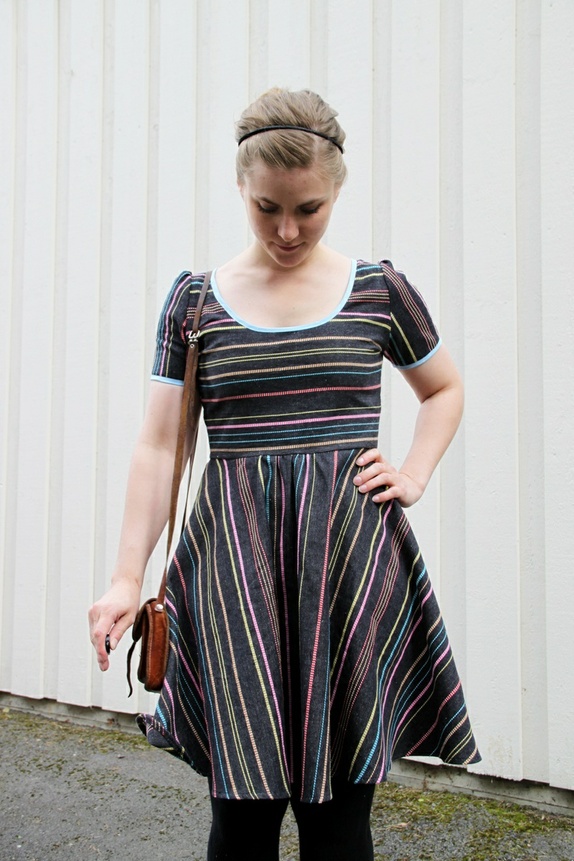 Stripete og fargerik Sting & Ting-kjole (str. S/M) * - Epla