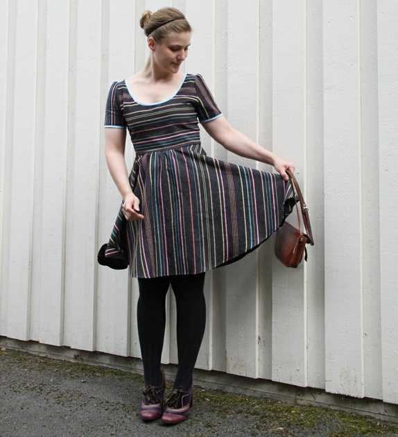 Stripete og fargerik Sting & Ting-kjole (str. S/M) * - Epla