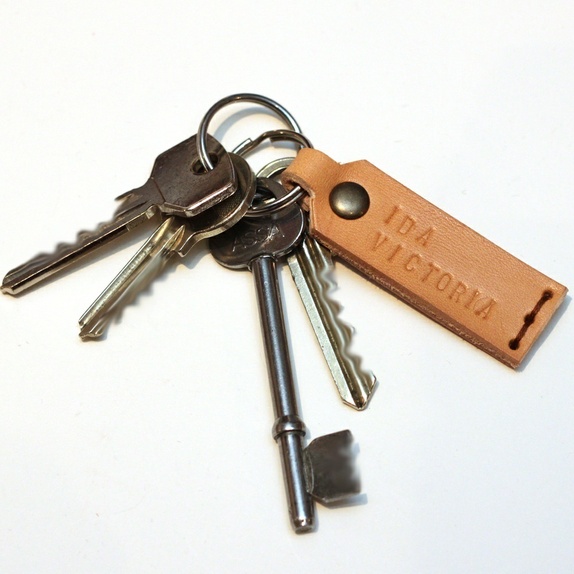 Nøkkelringer i skinn med navn - naturell - reservert til Petter - Epla