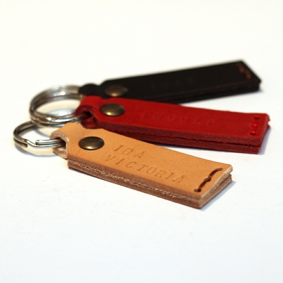 Nøkkelringer i skinn med navn - naturell - reservert til Petter - Epla