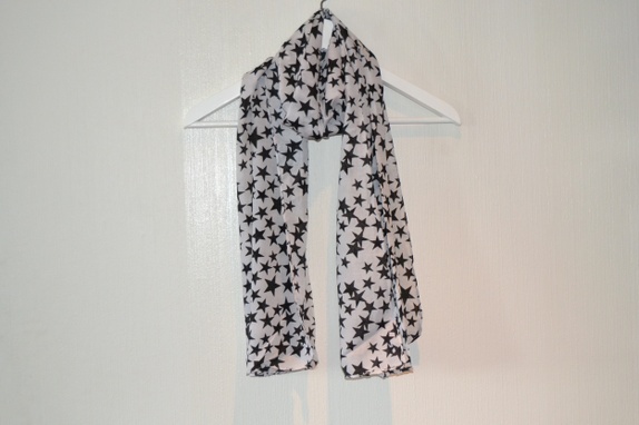 Hvitt sjal med sorte stjerner. NÅ HALV PRIS!! - Epla