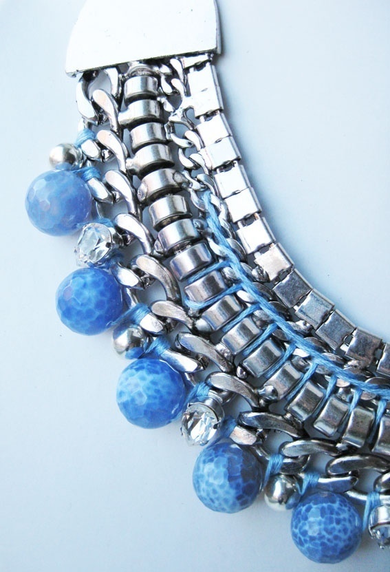 Statement halskjede med påsydde lys blå perler - Epla